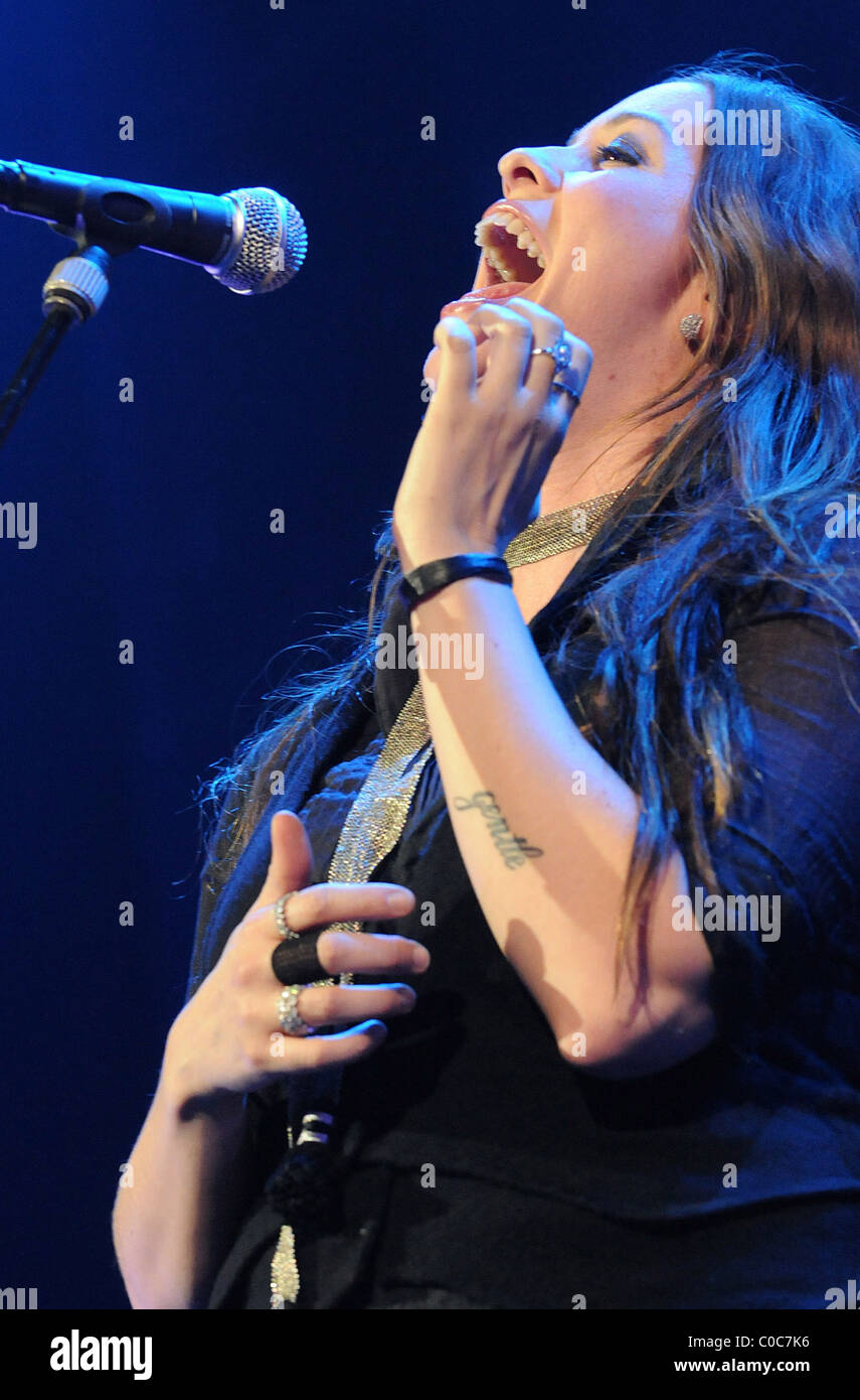 Alanis Morissette Performing Live At The Pearl Las Vegas Nevada 18 03