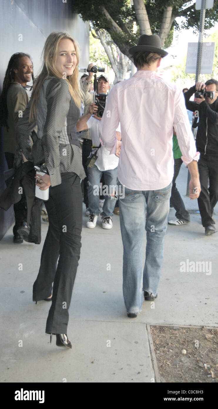 Leelee Sobieski and her boyfriend walk to their car after shopping on ...