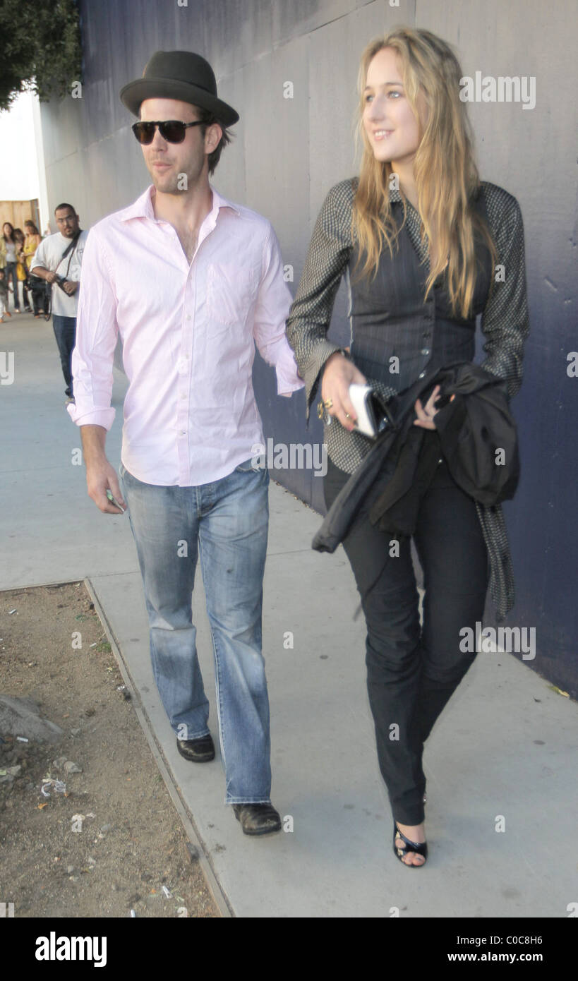 Leelee Sobieski and her boyfriend walk to their car after shopping on ...