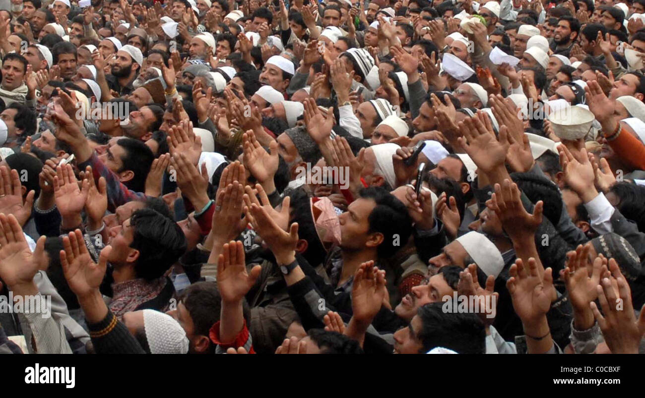 A Kashmiri Muslim cleric, Ghulam Hassan Banday, displays a relic (in ...