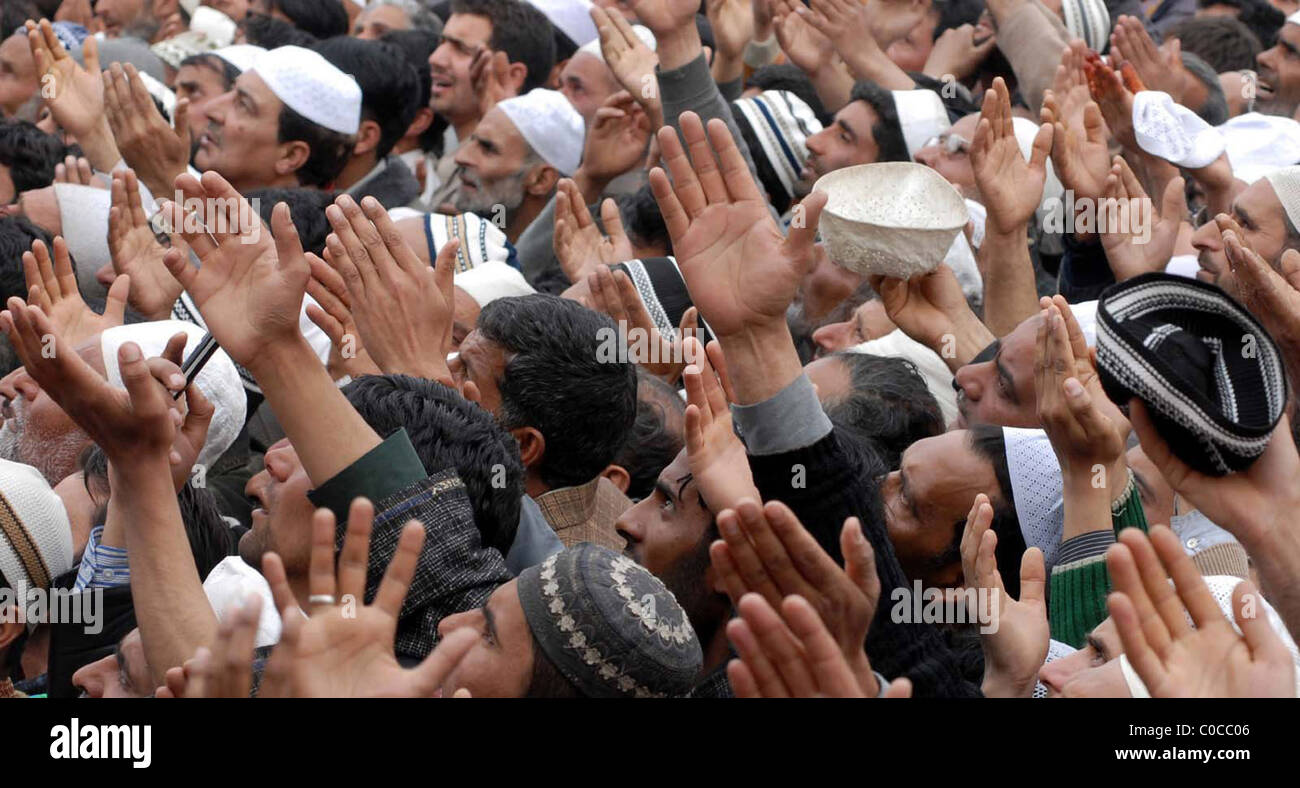A Kashmiri Muslim cleric, Ghulam Hassan Banday, displays a relic (in ...