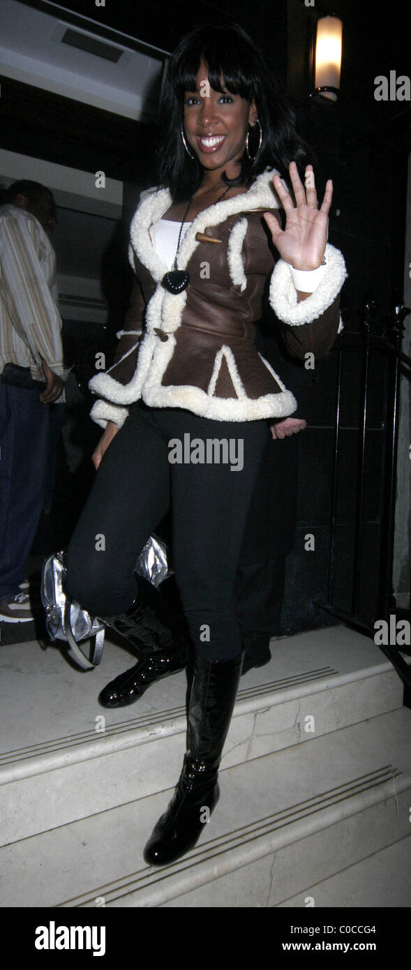 Kelly Rowland smiling for photographers when arriving at Nouzomi ...