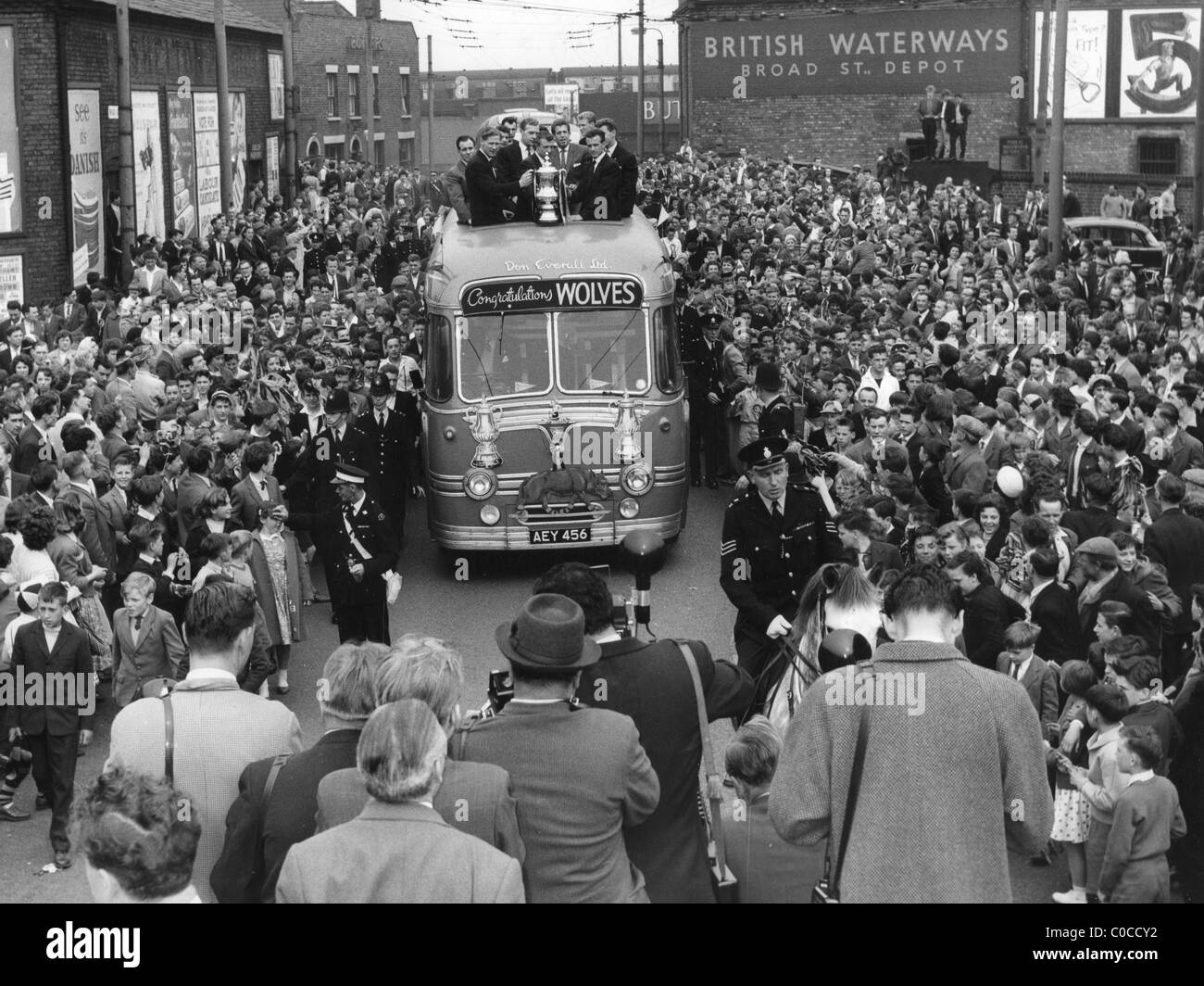 Crowds football uk 1950s hi-res stock photography and images - Alamy