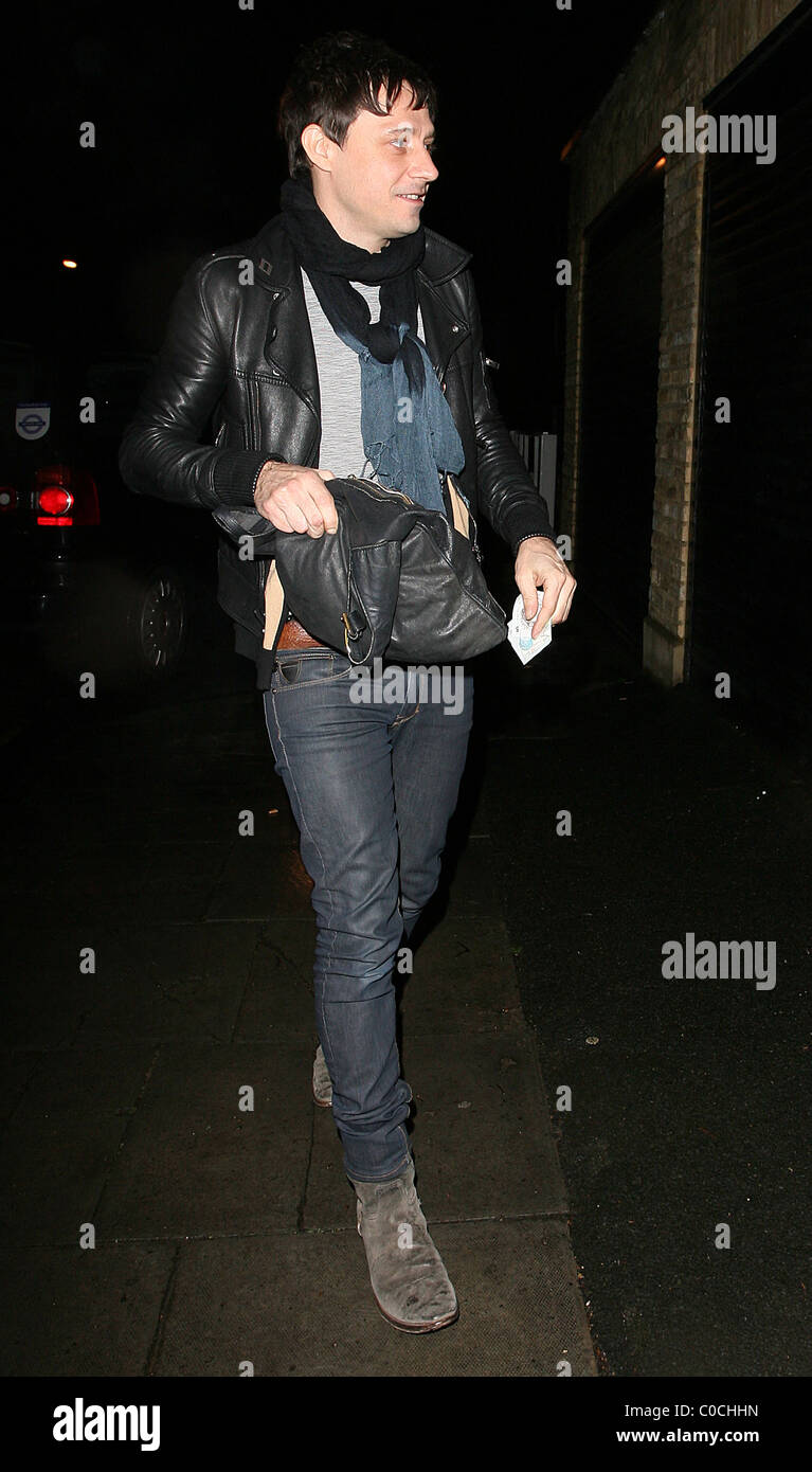 Jamie Hince of 'The Kills' arrives back at Kate Moss's home, but is ...