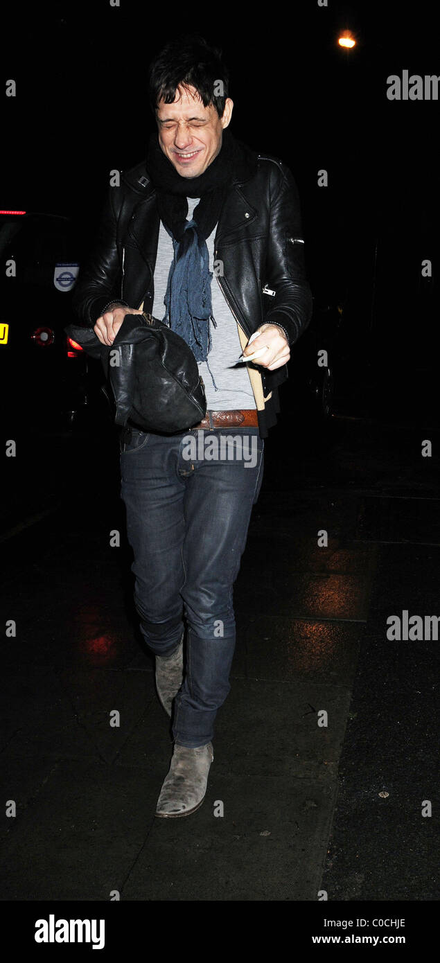 Jamie Hince of 'The Kills' arrives back at Kate Moss's home, but is ...