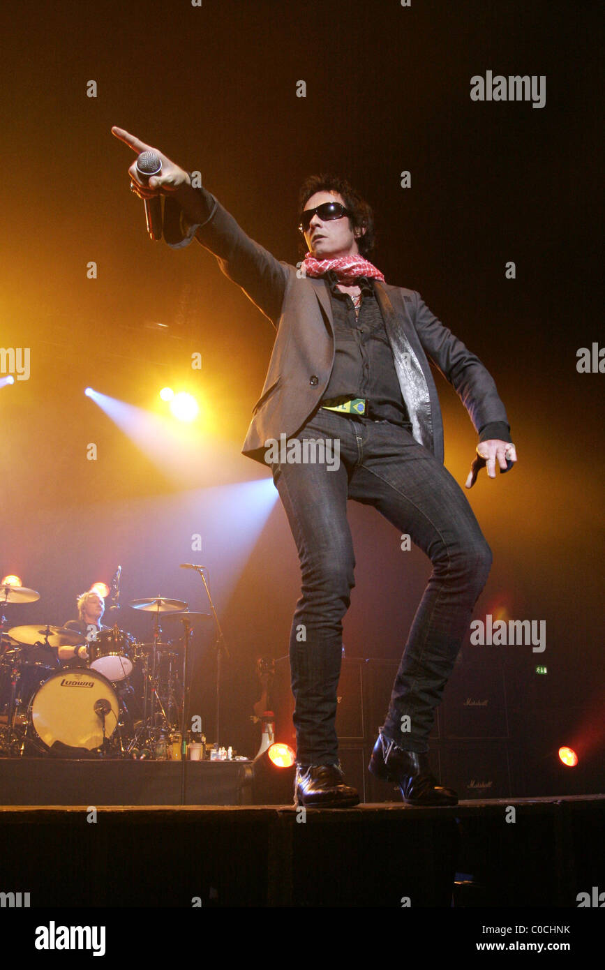 Scott Weiland Velvet Revolver performing at Brixton Carling Academy ...