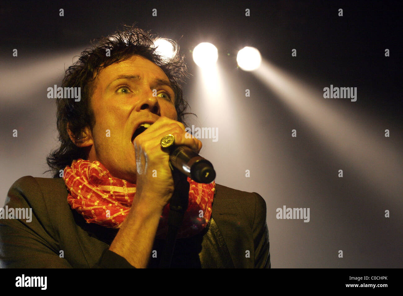 Scott Weiland Velvet Revolver performing at Brixton Carling Academy ...