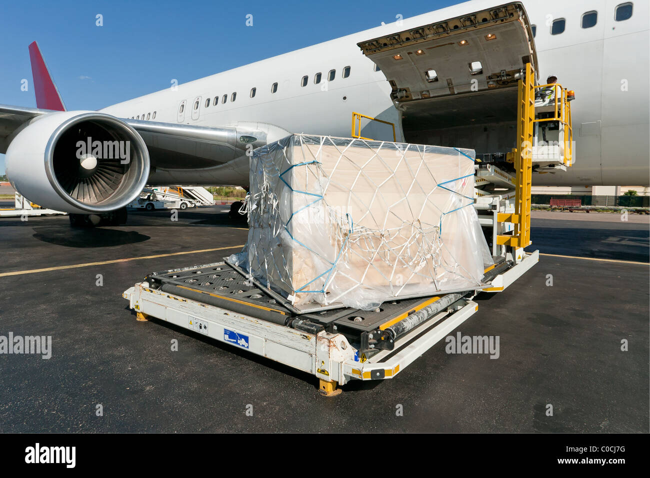 Aircraft cargo loading hi-res stock photography and images - Alamy