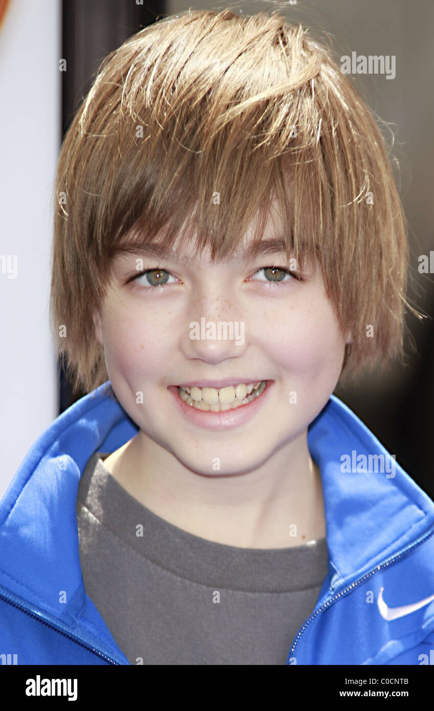 Field Cate arrives at the premiere of 'Nim's Island' at the Grauman's ...