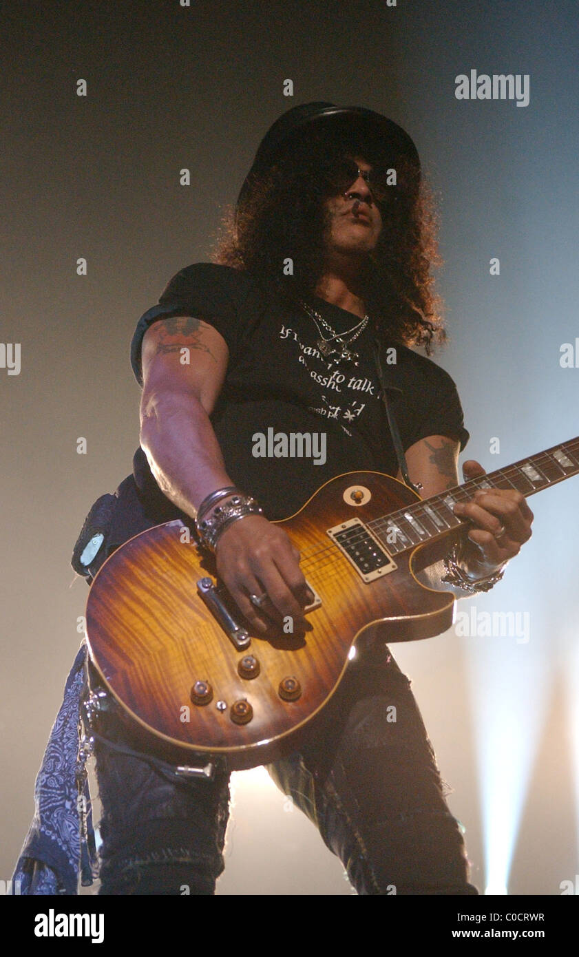 Slash Velvet Revolver performing at the Heineken Music Hall Amsterdam ...