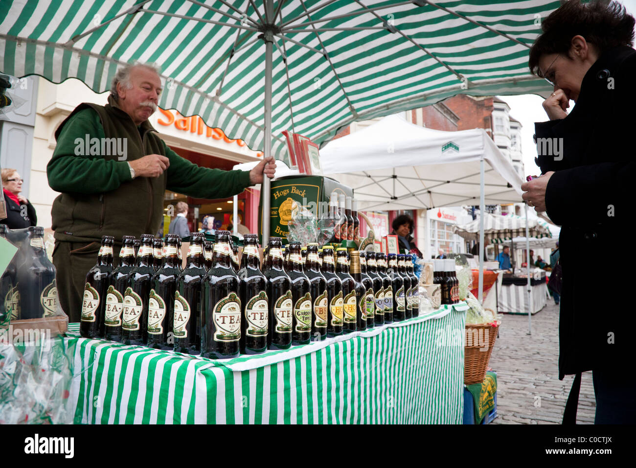 Female vendor and customer farmers market hi-res stock photography and ...