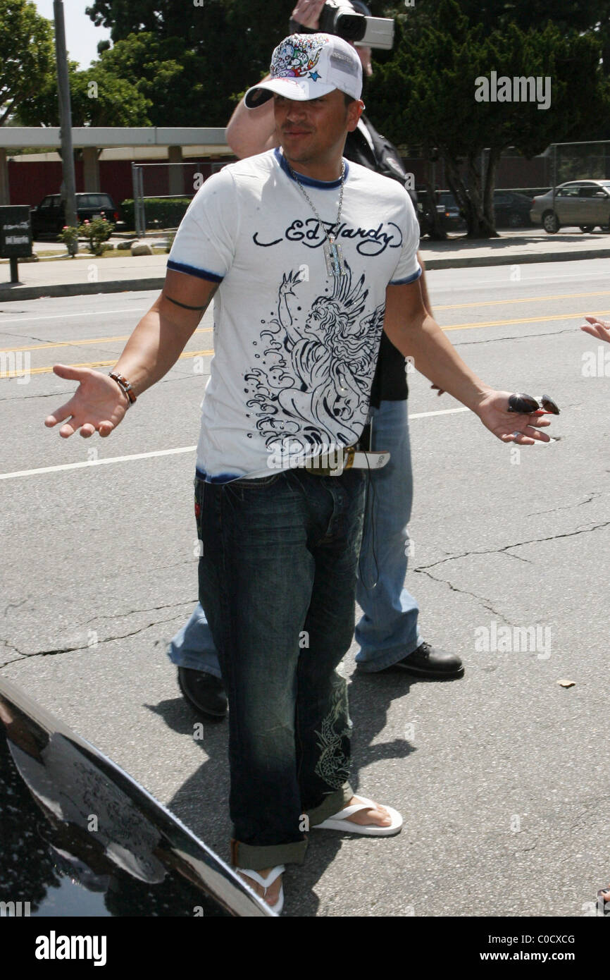 Katie Price (aka Jordan) and Peter Andre shopping at Ed Hardy boutique ...