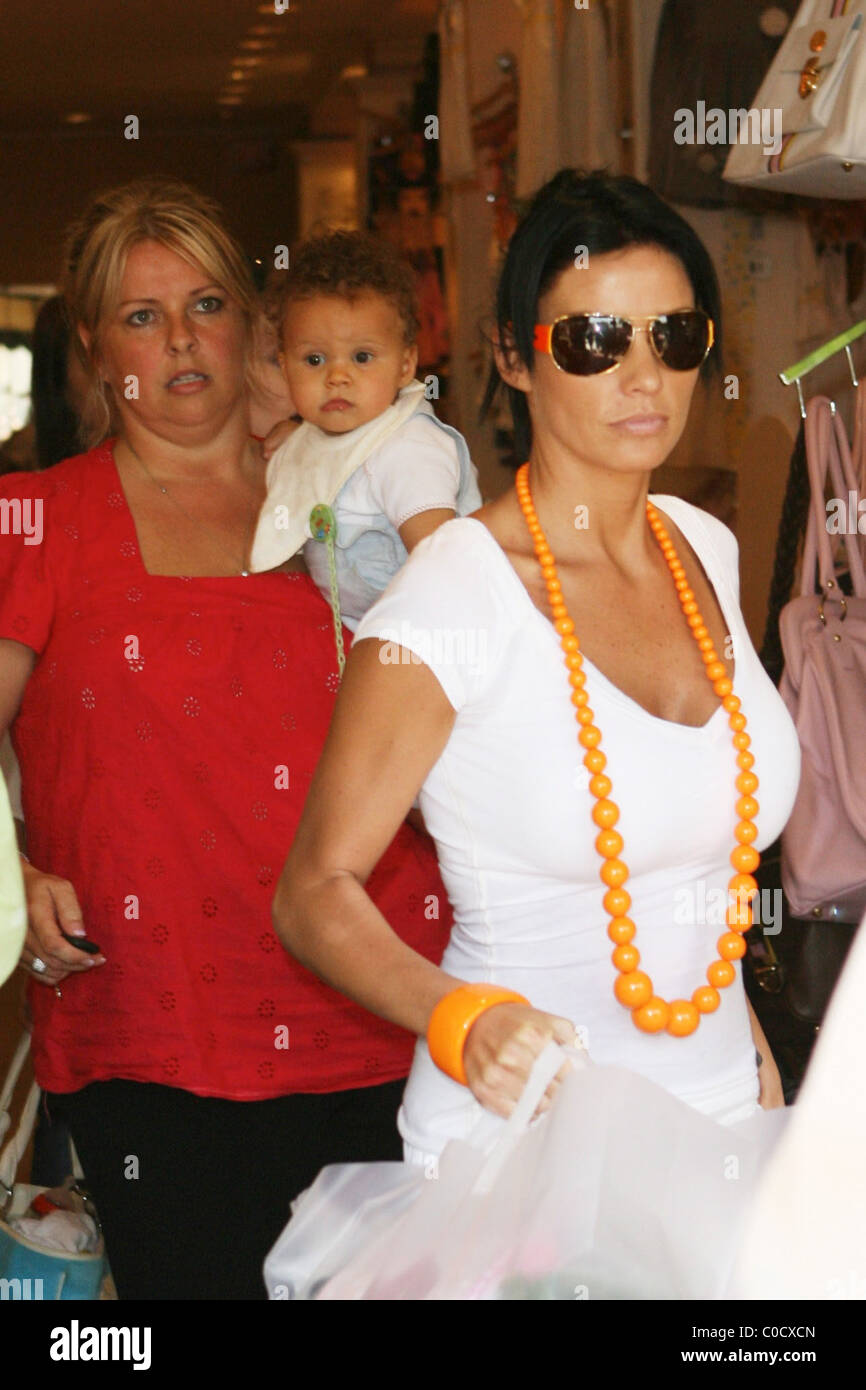 Katie Price (aka Jordan) and Peter Andre shopping at Ed Hardy boutique ...