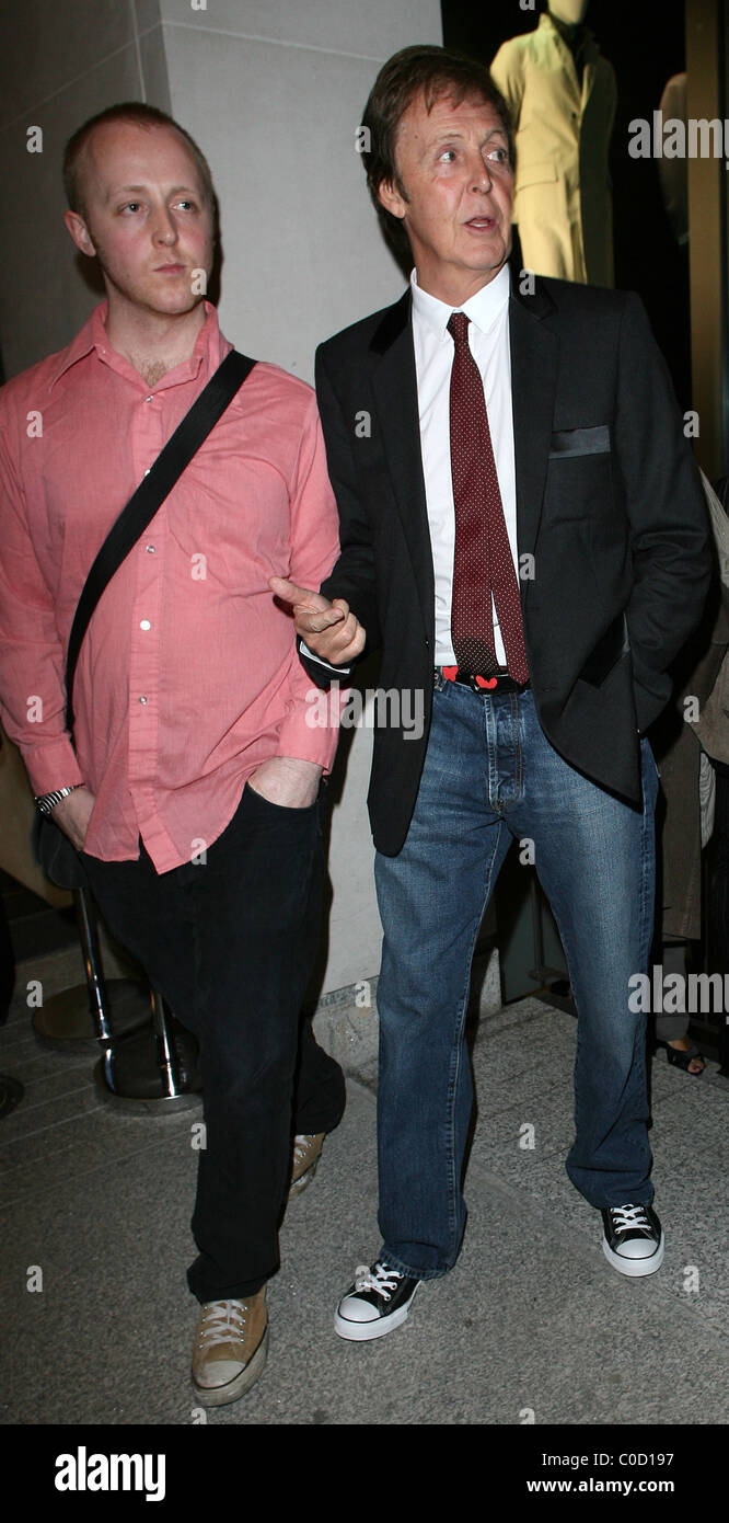 James Mccartney E Paul