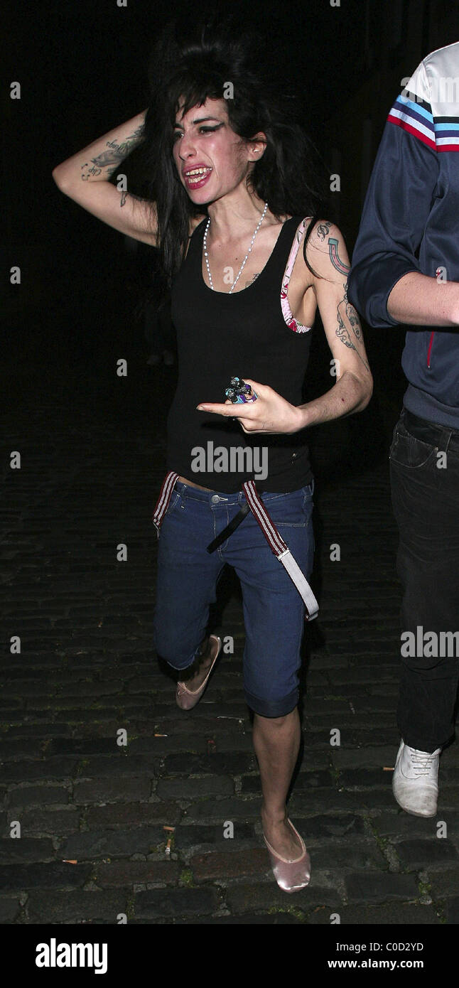 Amy Winehouse goes on another late night bender in Camden visiting the ...