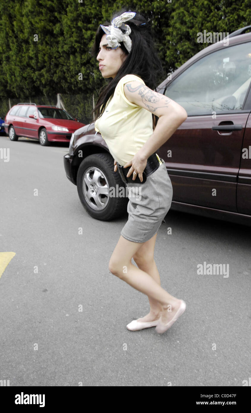 Amy Winehouse goes to South London to pick up her Goddaughter from ...