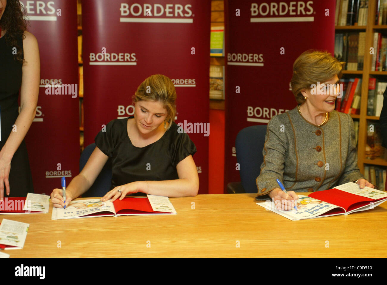 Jenna Bush and Laura Bush sign copies of their new children's book ...