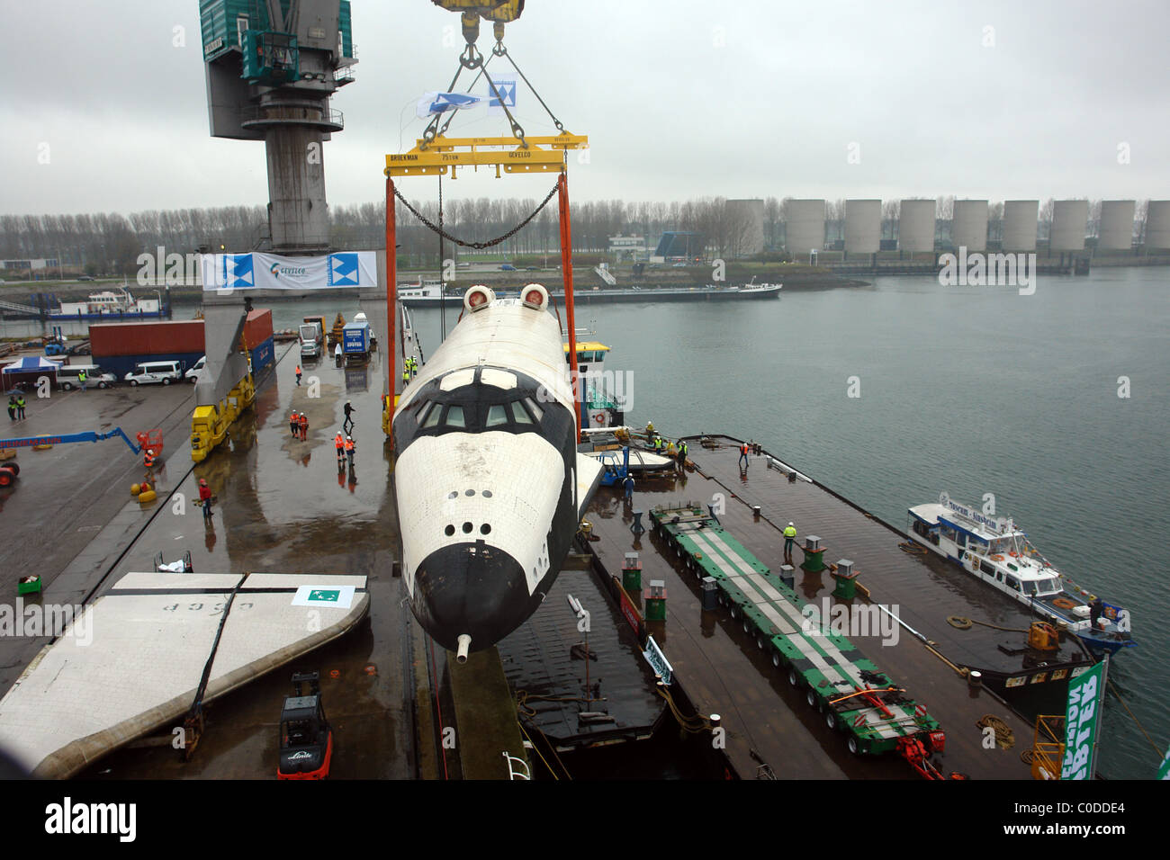 RUSSIAN SPACESHIP TAKES TO THE WATER Russian spaceship Buran 002 is ...