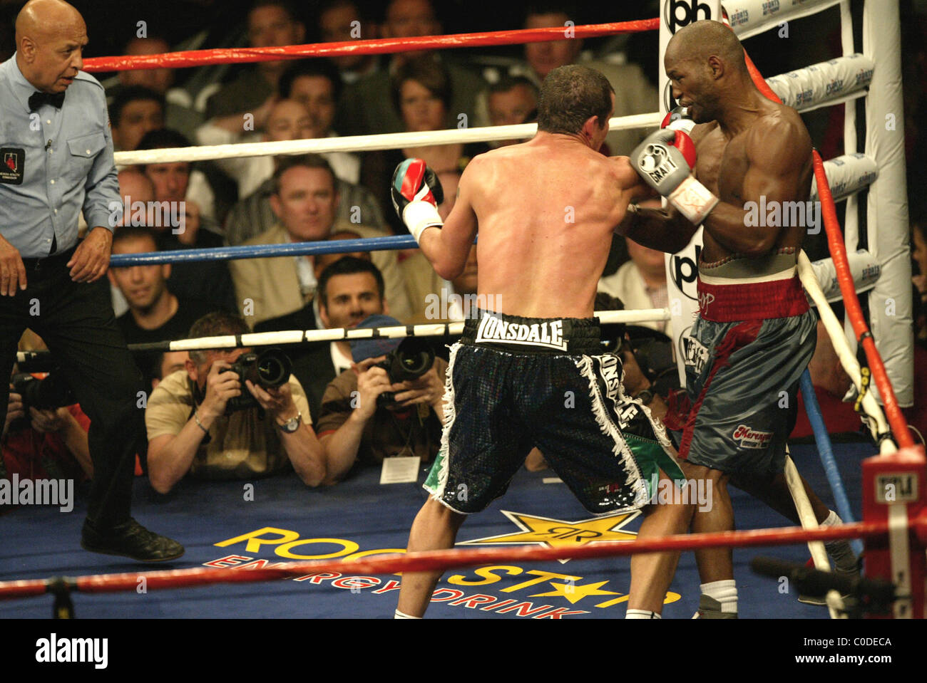 Joe Calzaghe beats Bernard Hopkins for the light heavyweight Ring ...