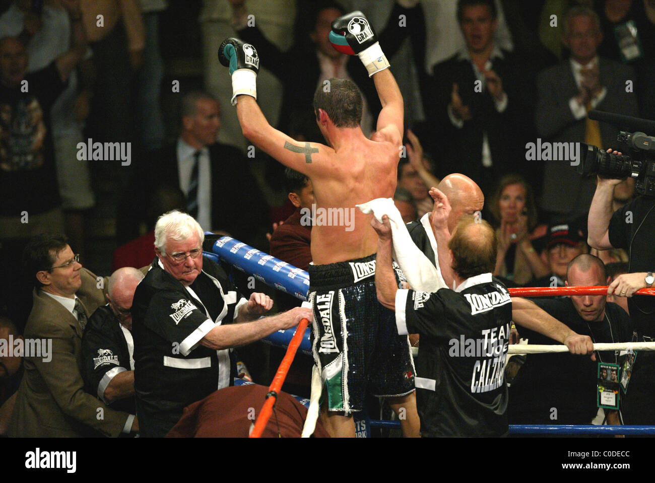 Joe Calzaghe beats Bernard Hopkins for the light heavyweight Ring ...