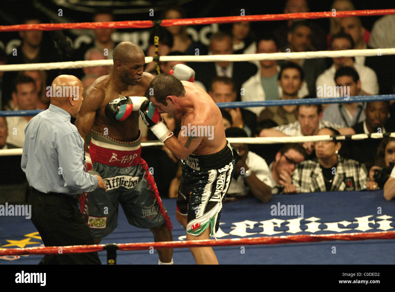 Joe Calzaghe beats Bernard Hopkins for the light heavyweight Ring ...