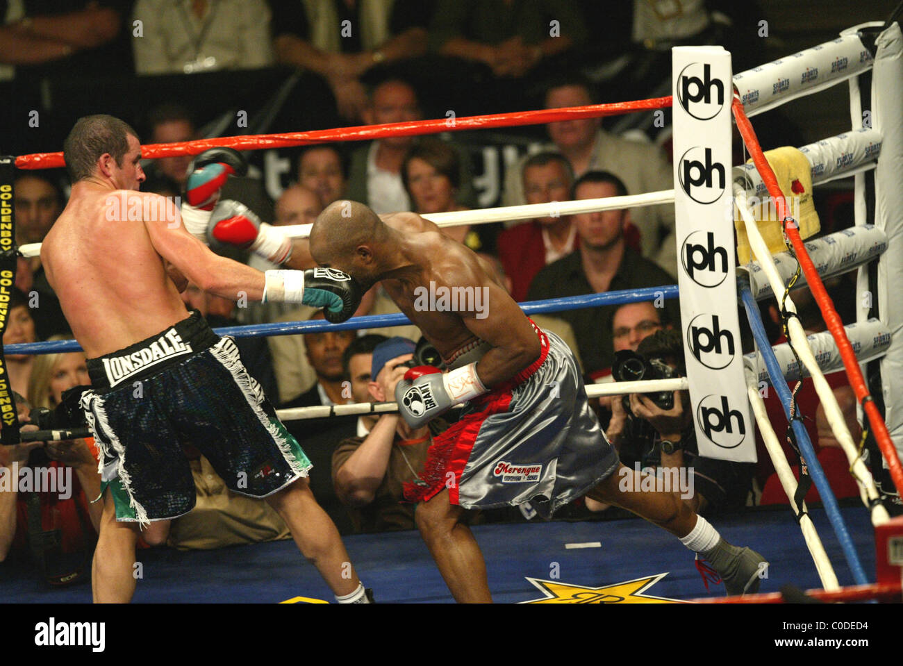 Joe Calzaghe beats Bernard Hopkins for the light heavyweight Ring ...