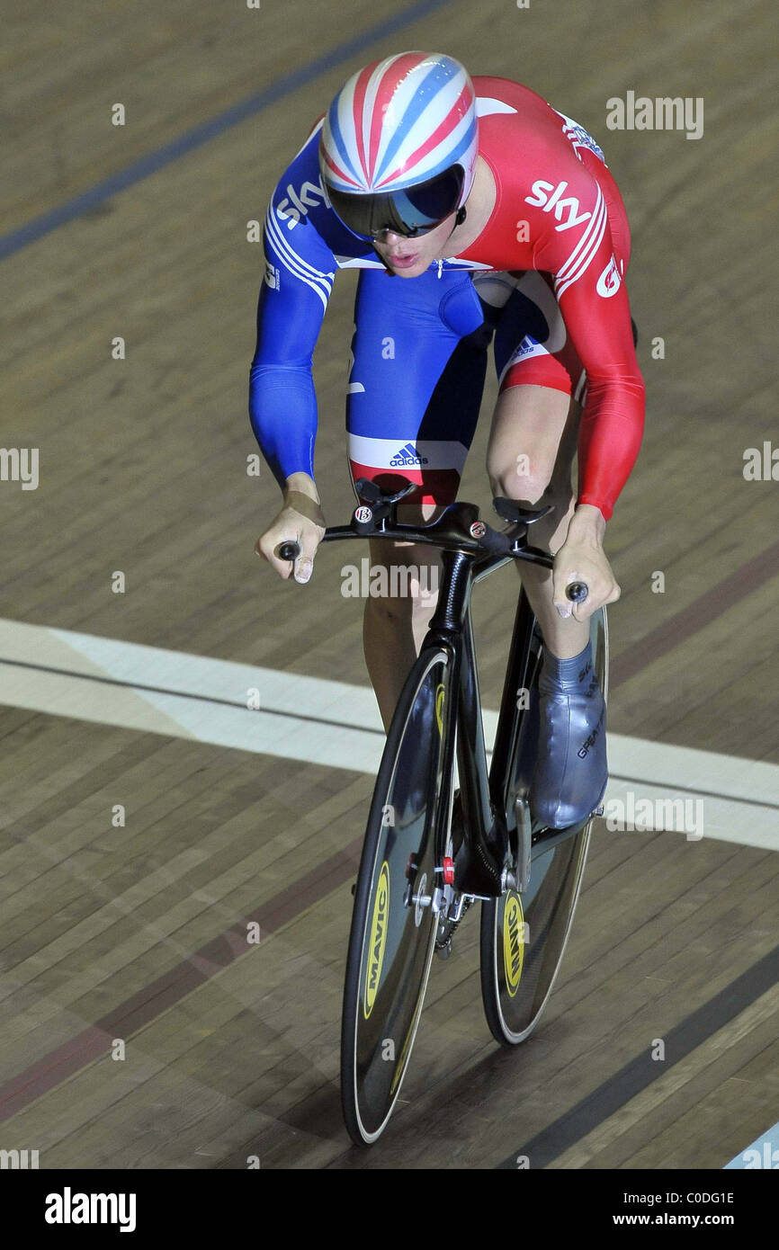 Mens Omnium Individual Pursuit UCI Cup Manchester Velodrome sky Stock ...