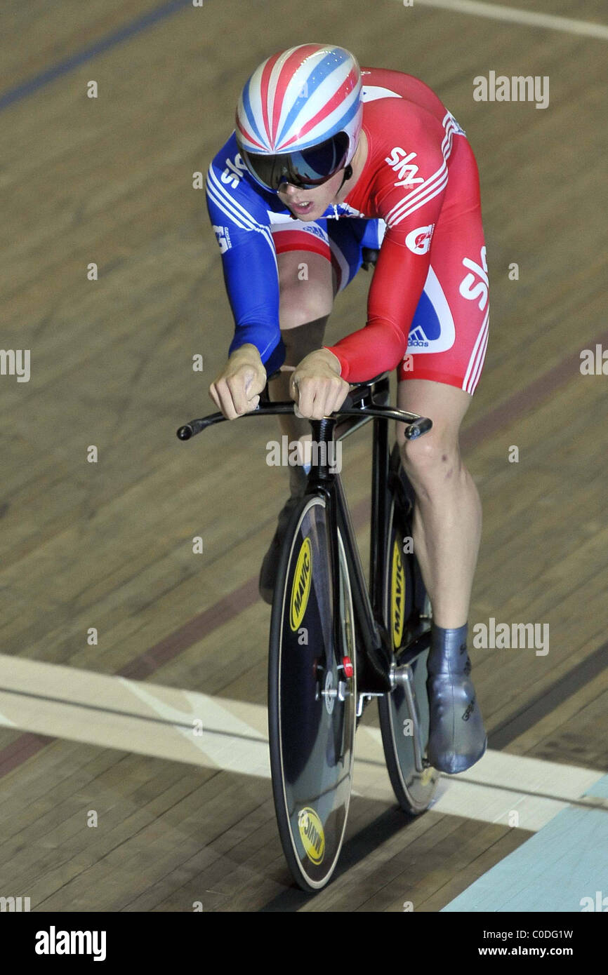 Mens Omnium Individual Pursuit. UCI Manchester Velodrome sky Stock ...