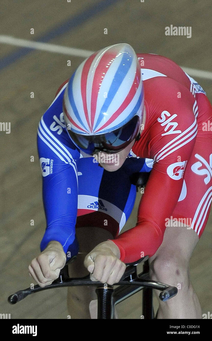 Mens Omnium Individual Pursuit. UCI Manchester Velodrome sky Stock ...