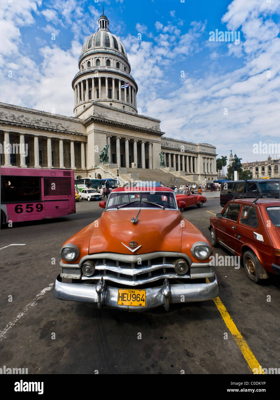 American car and capitolio building hi-res stock photography and images ...
