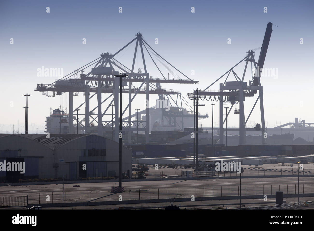 Container ship unloading hi-res stock photography and images - Alamy