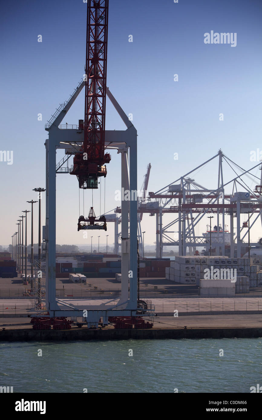 Handling shipping containers hi-res stock photography and images - Alamy