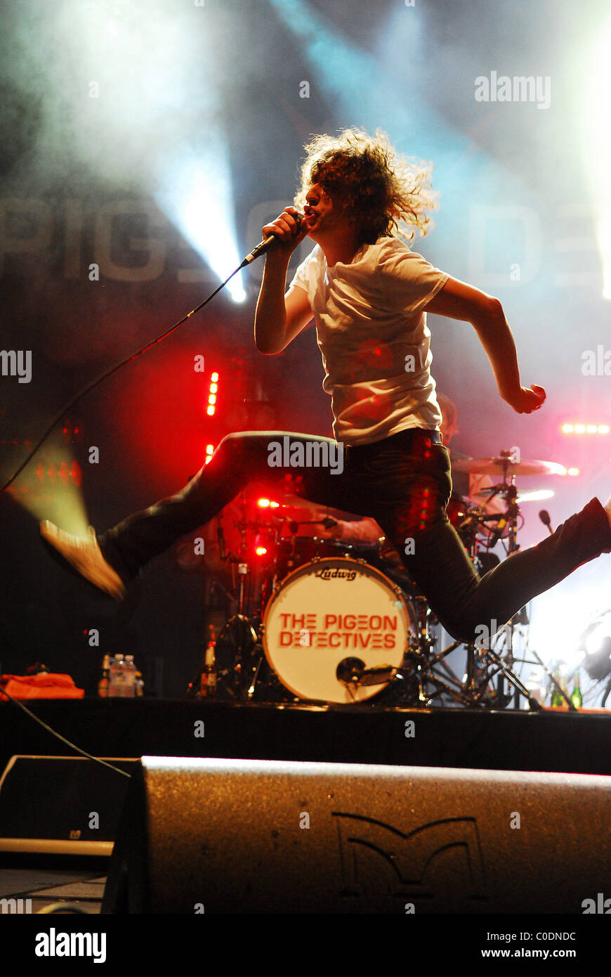 Lead singer Matt Bowman of The Pigeon Detectives Playing live at ...