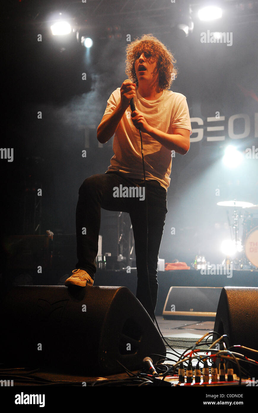 Lead singer Matt Bowman of The Pigeon Detectives Playing live at ...