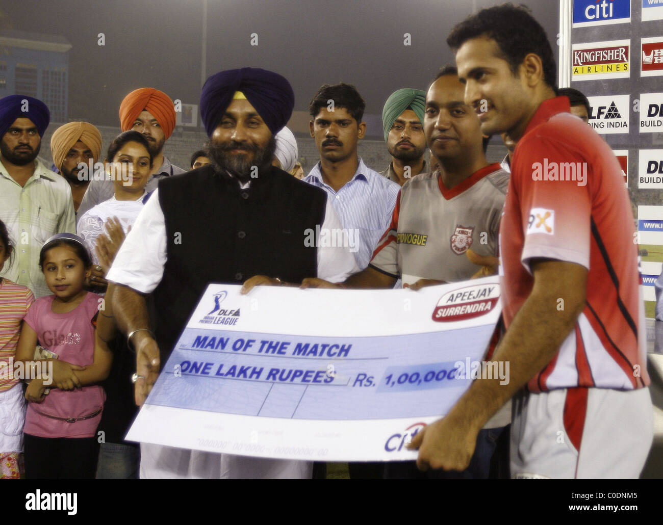 Irfan Pathan collects his cheque for 'Man of the Match' DLF IPL cricket ...