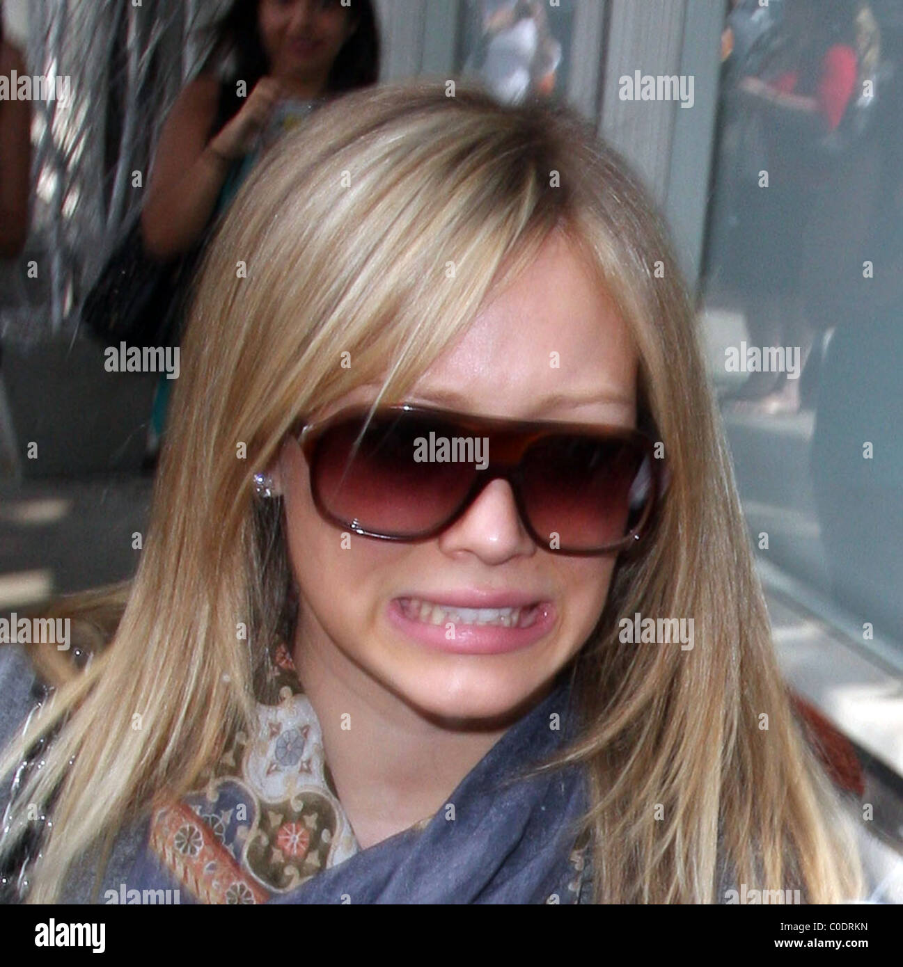 Hilary Duff Shopping on Robertson Boulevard among a swarm of paparazzi ...