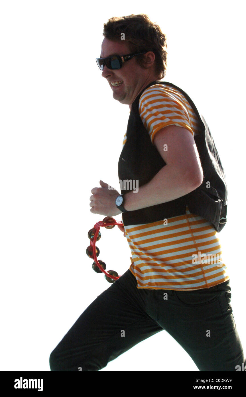 Ricky wilson kaiser chiefs performing t4 on beach hi-res stock ...