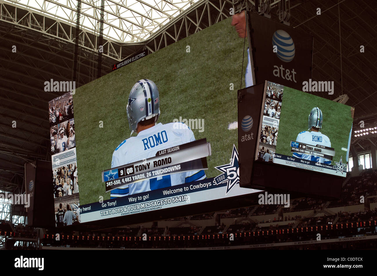 Nfl game television screen hi-res stock photography and images - Alamy