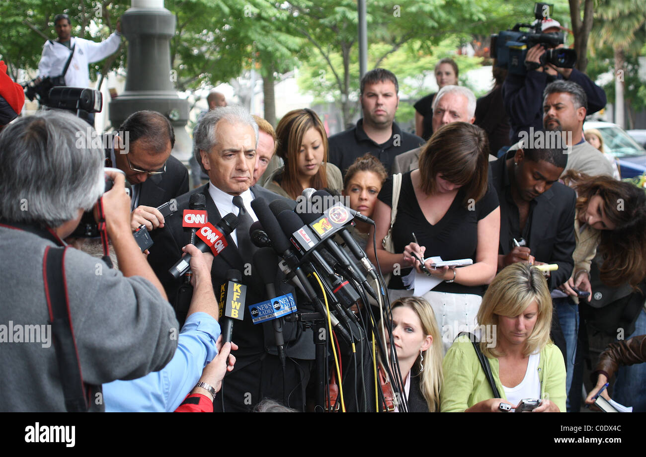 Kevin Federline's lawyer Mark Vincent Kaplan makes a statement outside ...
