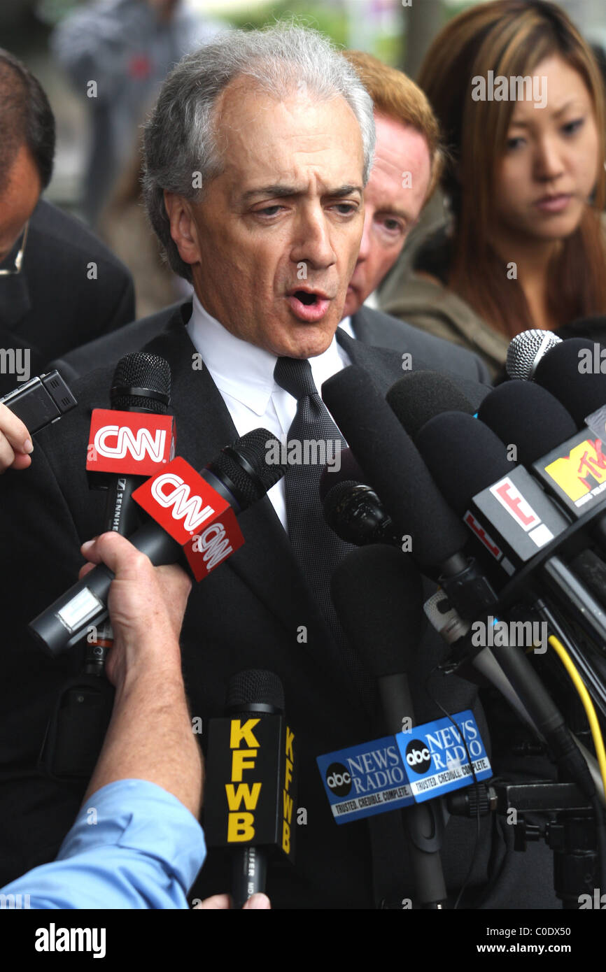 Kevin Federline's lawyer Mark Vincent Kaplan makes a statement outside ...