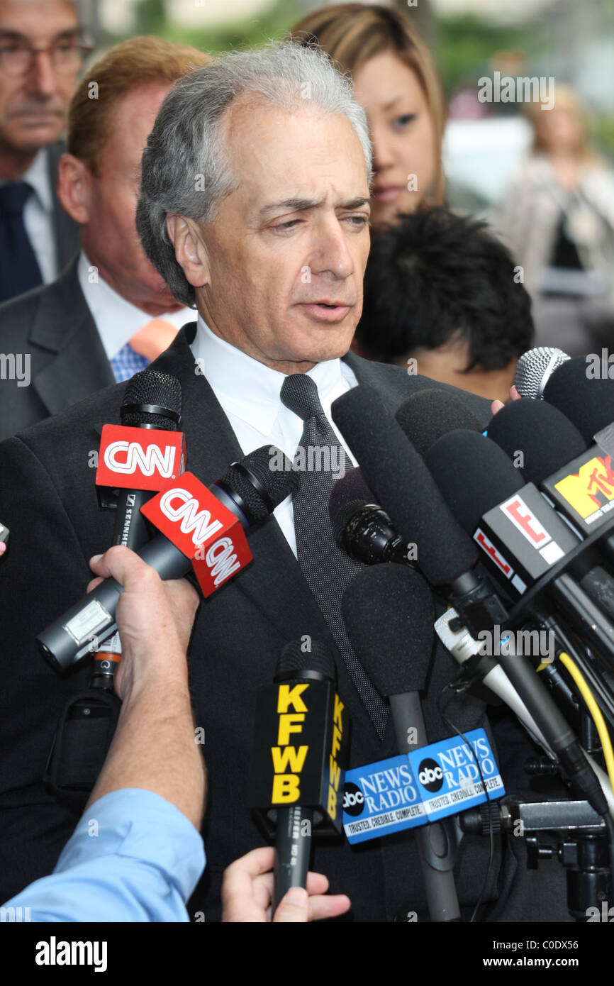 Kevin Federline's lawyer Mark Vincent Kaplan makes a statement outside ...