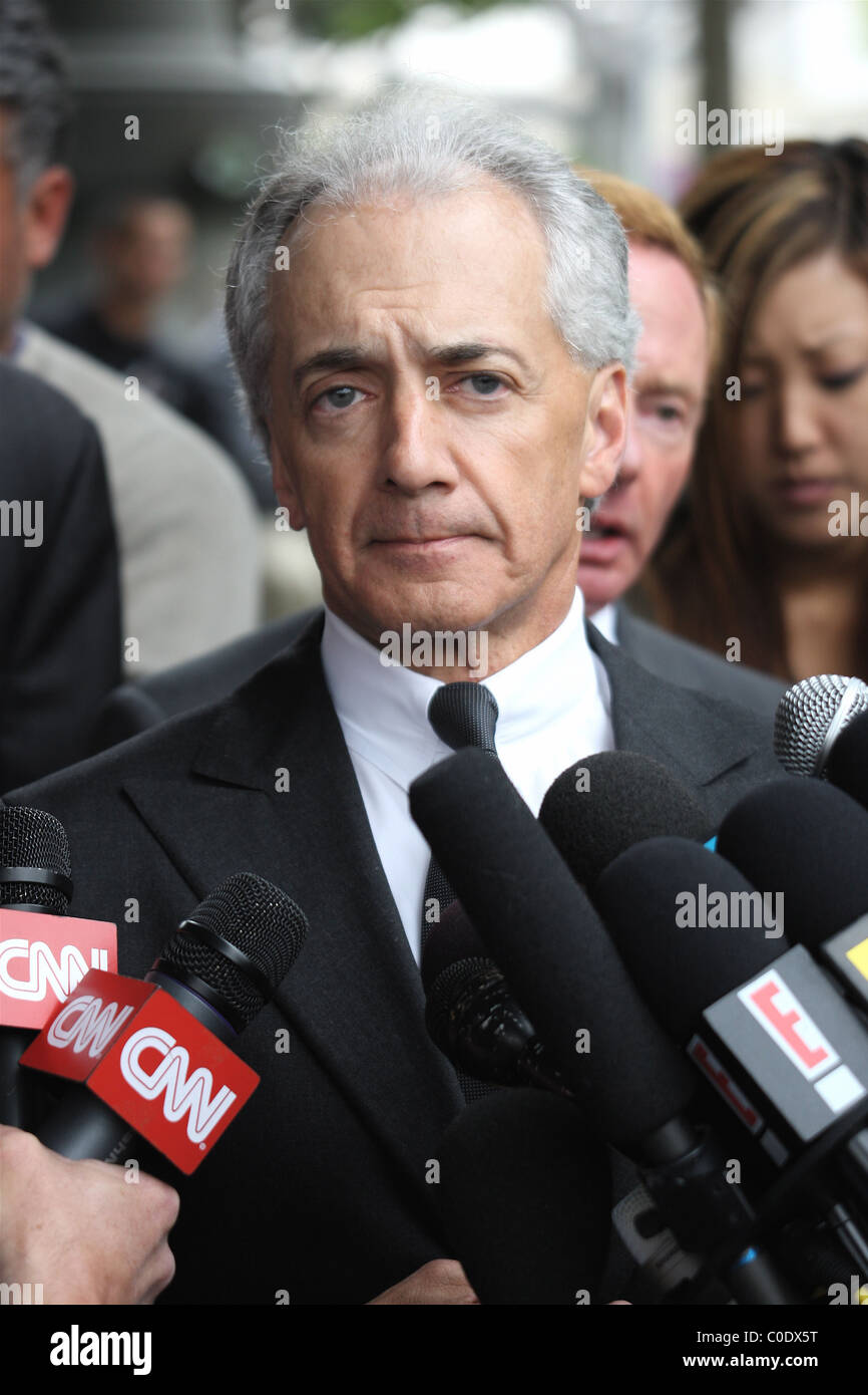 Kevin Federline's lawyer Mark Vincent Kaplan makes a statement outside ...