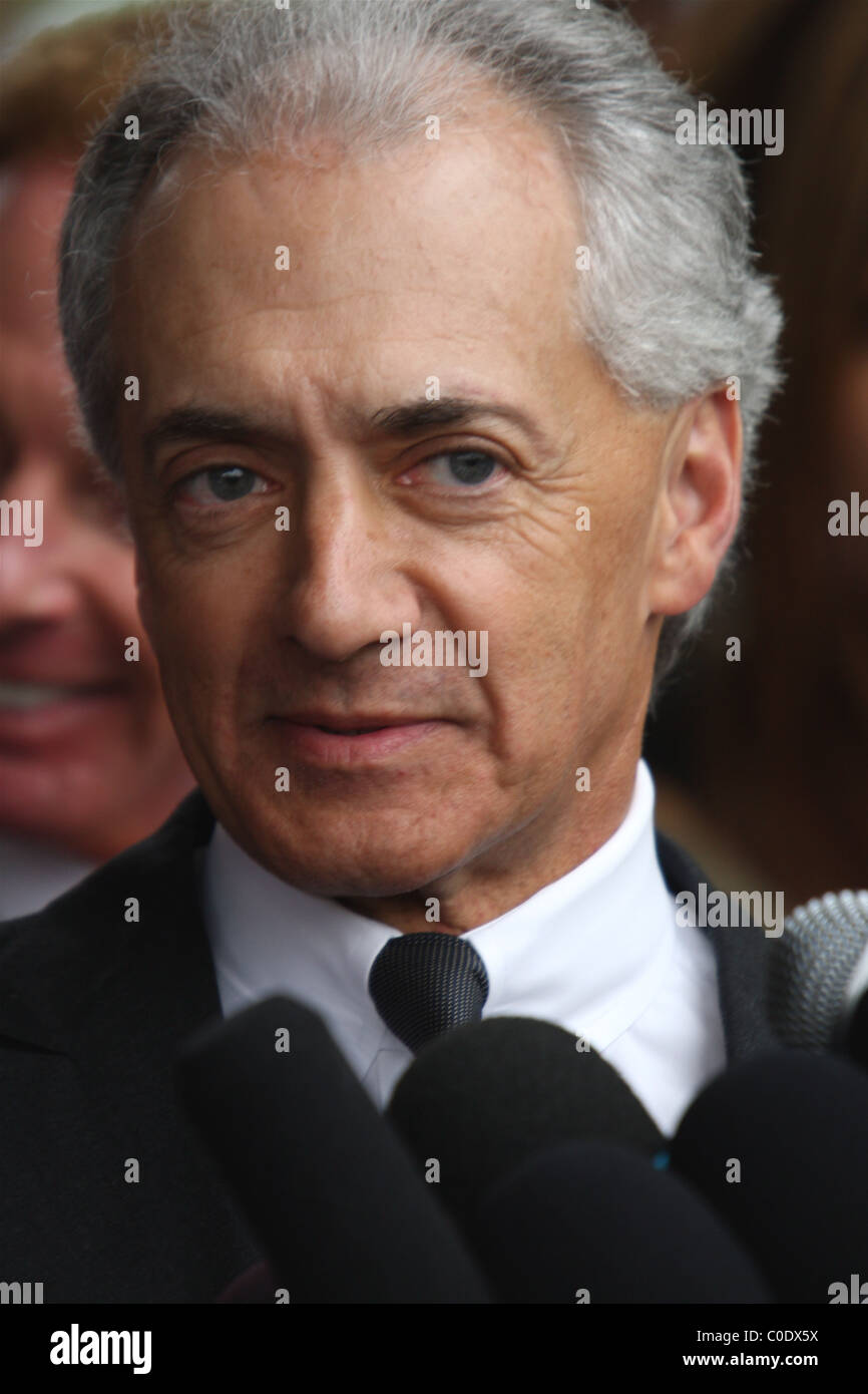 Kevin Federline's lawyer Mark Vincent Kaplan makes a statement outside ...