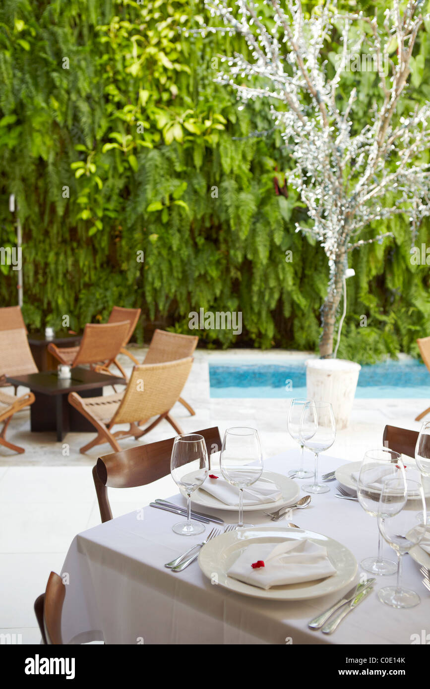 Restaurant by the pool hi-res stock photography and images - Alamy