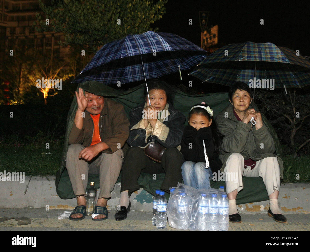 People are left homeless in the aftermath of China's worst earthquake ...