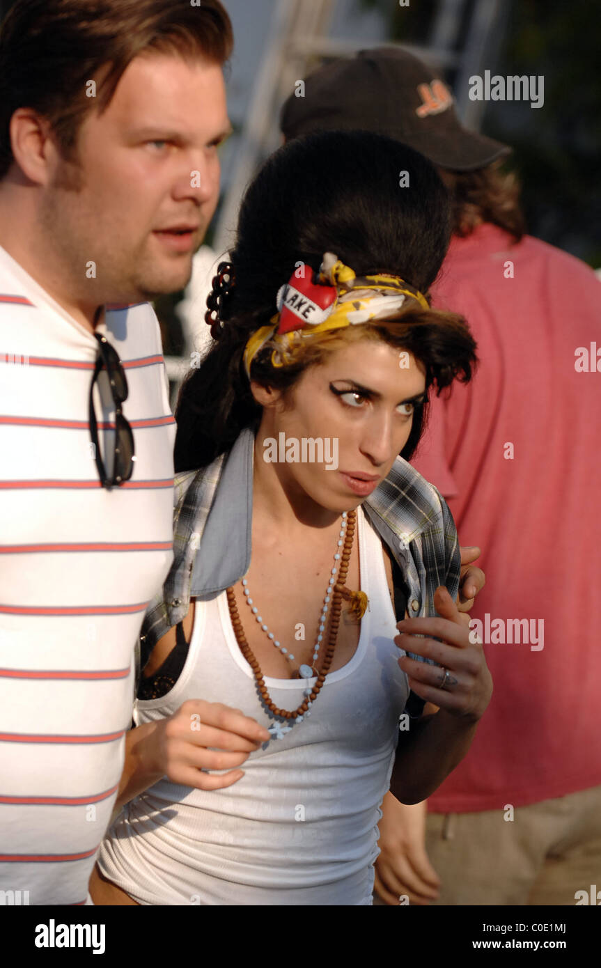 Amy Winehouse spotted with a mystery man visiting a clinic near her ...