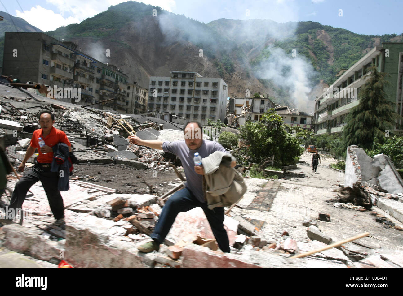 Quake victims flee Soldiers of the People's Liberation Army help people ...