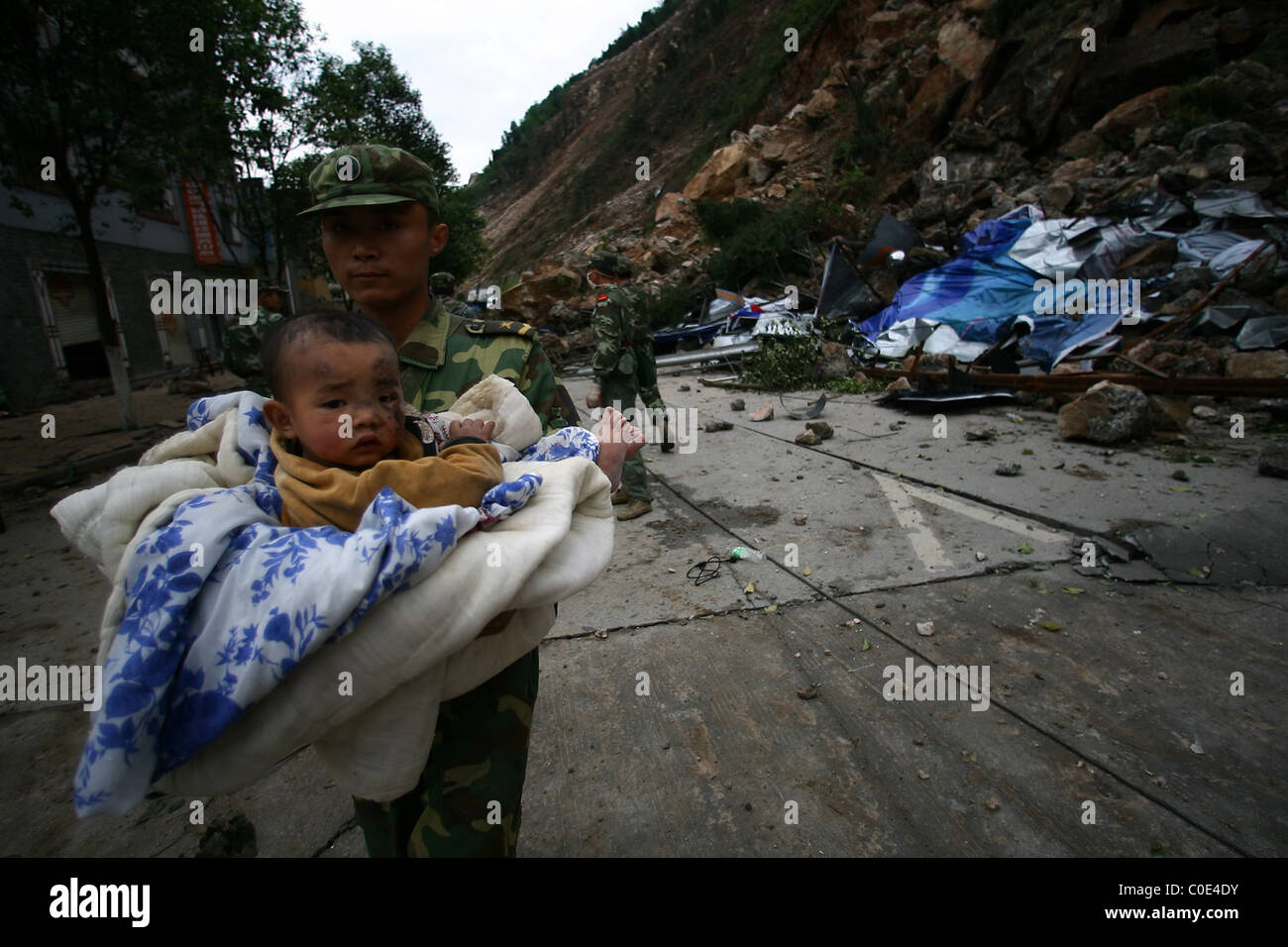 A child is rescued after the Wenchuan earthquake Soldiers of the People ...