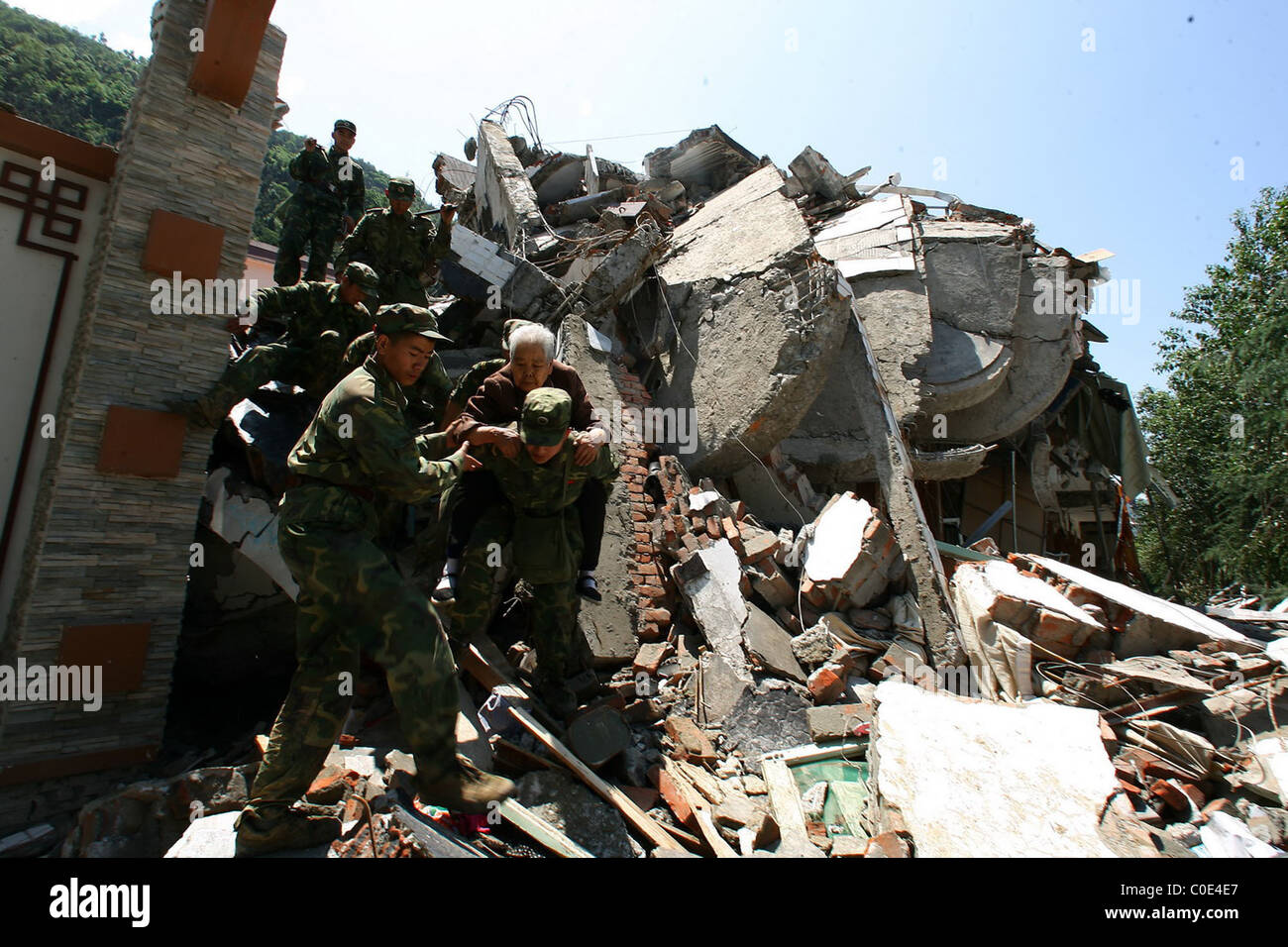 Soldiers rescue survivors Soldiers of the People's Liberation Army help ...