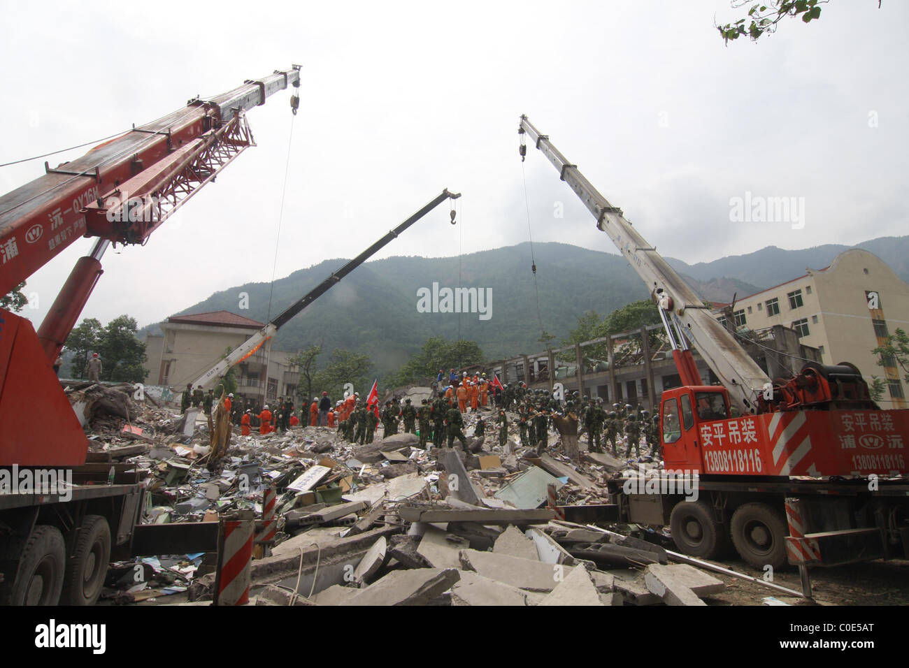 Rescuers and cranes carry out rescue work in Beichuan Middle School ...